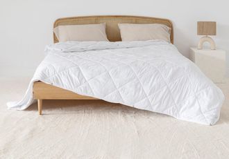 Hf Living Bettdecke f&uuml;r 4 Jahreszeiten, 120 + 250 g, Wei&szlig;, f&uuml;r Betten mit 180/200 cm (260 x 220 cm), 100 % Mikrofaser, Qualit&auml;t 120 +