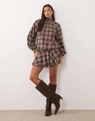Asos Minikleid mit hohem Kragen, tiefer Taille und Karomuster in Hellbraun-Multi