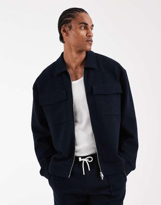 Asos Locker geschnittene Jacke in Marineblau mit erhabenem Fischgr&auml;tmuster und Rei&szlig;verschluss-Navy