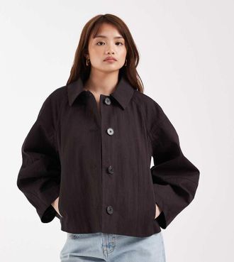 Asos Petite ASOS DESIGN Petite - Trench-coat court et pliss&eacute; - Chocolat-Brown