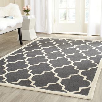 Safavieh Geometrisch Teppich f&uuml;r Wohnzimmer, Esszimmer, Schlafzimmer - Cambridge Collection, Kurzer Flor, Dunkelgrau und Elfenbein, 91 X 152 cm