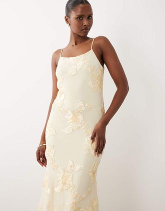 Vero Moda Maxi-Tr&auml;gerkleid in zartem Gelb mit farblich abgestimmter Blumenstickerei