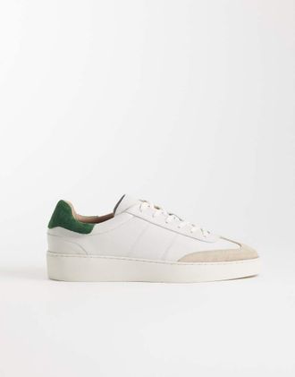 Noak Baskets r&eacute;tro &agrave; lacets fabriqu&eacute;es au Portugal en cuir et daim - Blanc