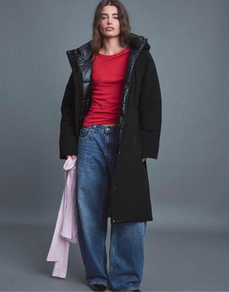 Stradivarius gef&uuml;tterter Parka in Schwarz