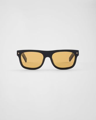 Prada Sonnenbrille mit der ikonischen Plakette aus Metall