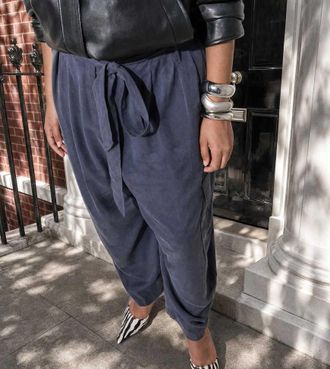 Asos Curve ASOS DESIGN Curve - Pantalon cargo bouffant en tissu doux avec ceinture - Bleu marine
