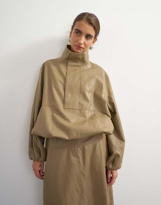 Topshop Oberteil aus Kunstleder mit Stehkragen und Ballonsaum in Taupe-Keine Farbe
