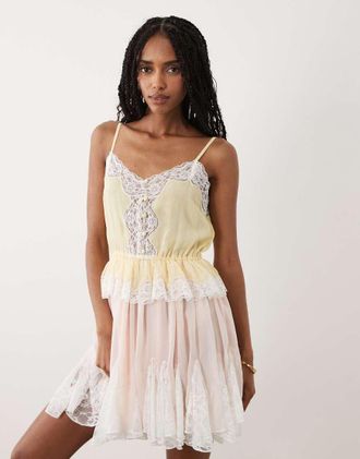 Miss Selfridge Robe courte transparente avec godets en dentelle - Pastel-multicolore