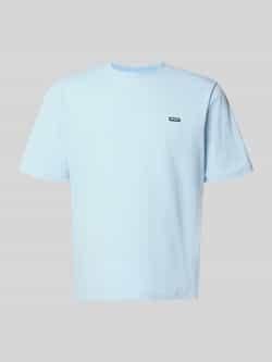 Review Basic T-Shirt mit kleinem Logo-Patch auf der Brust