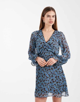 New Look Minikleid aus Chiffon in Blau gebl&uuml;mt mit V-Ausschnitt