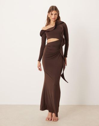 Asos Robe mi-longue à volant structuré et manches longues avec découpe - Chocolat-Brown