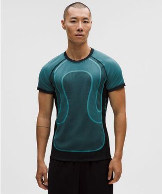 lululemon Nahtloses Trainingsshirt mit kurzen &Auml;rmeln SLNSH Kollektion f&uuml;r M&auml;nner - Gr&ouml;&szlig;e 2XL in Black/Crest