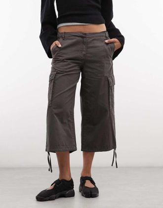 Weekday pantalon cargo court en ripstop gris fonc&eacute;