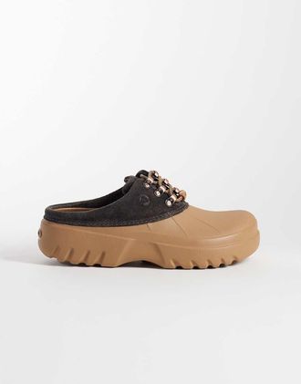 Crocs Axle mules en daim couleur cacao fonc&eacute;-Marron