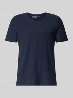 Mc Neal T-Shirt mit V-Ausschnitt und Rollsaum