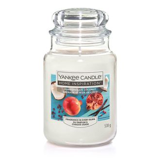 Yankee Candle Company Duftkerze im Glas Pomegranade Coconut, frisch, fruchtig, tropischer Duft von Kokosnuss und Granatapfel, lassen Sie sich an entfernte Str&auml;nde mit Cockt