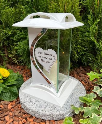 Generic Grablampe Laterne mit Beschriftung - Für Immer in unseren Herzen - Grablicht Kerze Grabkerze Grabdekoration 27 cm H. Grabschmuck Neue Model incl. Kerz