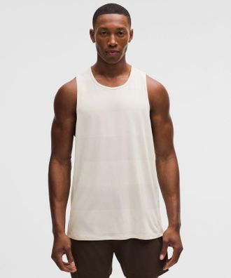 lululemon Fast and Free Tanktop mit perforierten Streifen f&uuml;r M&auml;nner - Gr&ouml;&szlig;e 2XL in Light Ivory