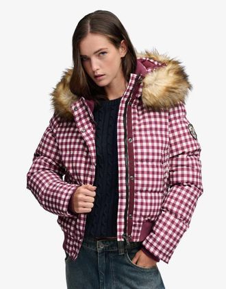Superdry Everest karierte Bomberjacke mit Kapuze in Maulbeere/Creme Vichykaro-ROT