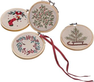 Loberon Anhänger 4er Set Seravas - Aufwendige Stickmotive - Hölzerne Spannrahmen - zum Legen oder Aufhängen - Weihnachtsdeko - Weihnachten - Baumwolle - Kiefe