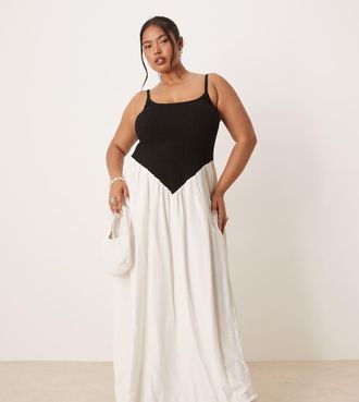 Pretty Lavish Curve Maude - Gesmoktes Maxikleid mit Kontrastdesign in Schwarz und Cremeweiß