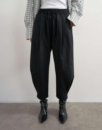 Topshop Ballonhose mit Kordelzug im Tech-Look in Schwarz-Braun