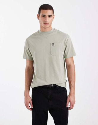 Fred Perry T-Shirt in Blassgr&uuml;n mit Logodetail auf der Brusttasche