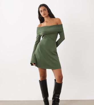 KAIIA exklusive gestrickte, gerippte Foldover-Bardot-Minikleid mit ausgestellten &Auml;rmeln in Khaki-Gr&uuml;n
