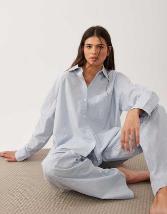 Calvin Klein ensemble 2 pi&egrave;ces de pyjama en popeline coupe relaxed &agrave; manches longues &agrave; rayures bleues