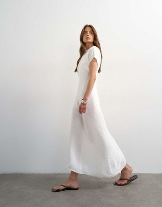 Topshop Robe longue effet froiss&eacute; &agrave; &eacute;paules tombantes et taille blousante - Blanc