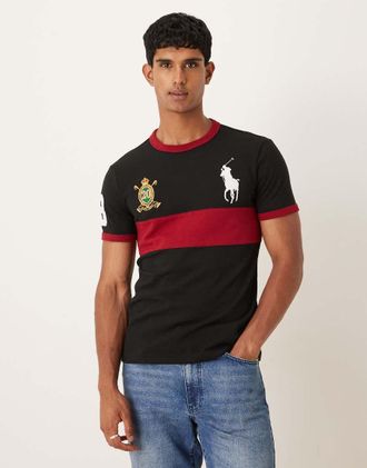 Polo Ralph Lauren T-shirt en tissu épais à bande sur la poitrine et large logo joueur de polo - Noir/rouge
