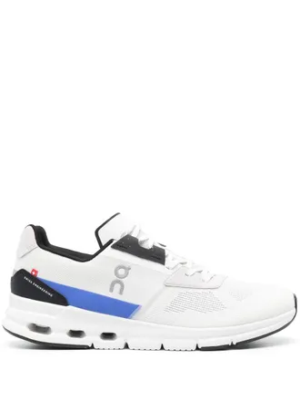 On Sneakers mit Kontrasteins&auml;tzen - Wei&szlig;
