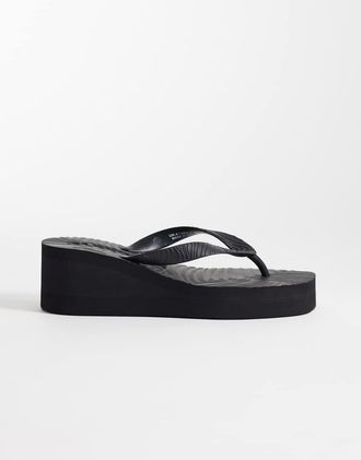 Sleepers Zehenstegsandalen in Schwarz mit hoher Plateausohle