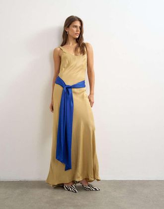 Topshop robe longue en satin &agrave; taille basse avec ceinture &agrave; nouer contrastante dor&eacute;e et bleue-Pas de couleur