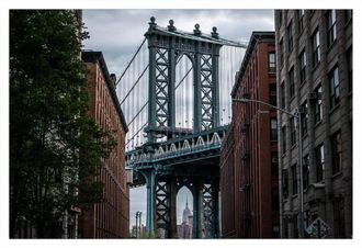 Wallario selbstklebendes Poster - Br&uuml;cke zwischen H&auml;usern, Aufkleber in Premiumqualit&auml;t, Klebefolie Gr&ouml;&szlig;e: 61 x 91,5 cm (Maxiposter)