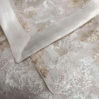 Ricami Fiorentini Baldi Tischdecke aus Tüllspitze mit Gold- und Elfenbein-Verarbeitung, Finish mit Satinband, hergestellt in der Toskana. Rechteckig 140 x 180 cm