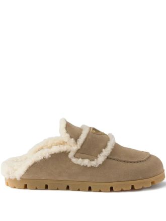 Prada Mules mit Shearling-Schild - Nude