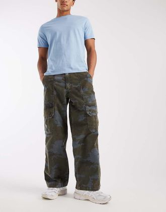 Levi's extra weite Cargo-Hose in Blau und Gr&uuml;n mit Military-Muster