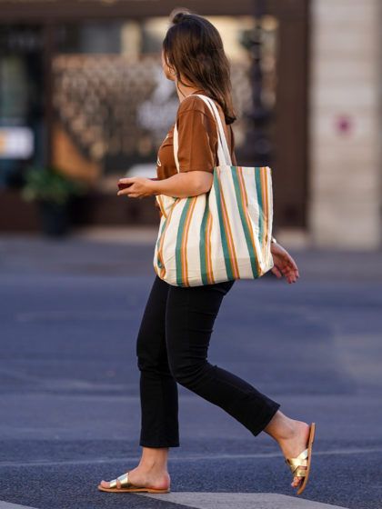 Les sandales dorées sont les indispensables de l’été