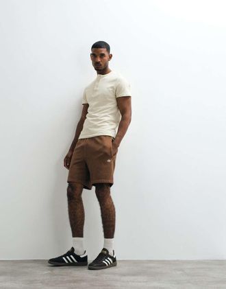 adidas Originals Essential Loose Shorts in verwaschenem Braun