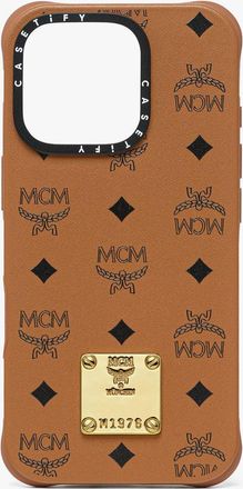 MCM iPhone 16 Pro iPhone-H&uuml;lle MCM X CASETiFY aus BioVeg mit Messingplakette