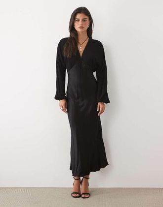 Nobody's Child Linda Chiffon-Kleid mit tiefem Ausschnitt und kontrastierendem Satinrock in Schwarz