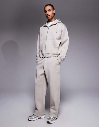 Liquor & Poker Gerade geschnittene Jogginghose aus Material in Neoprenoptik in Steinbeige, Kombiteil-Neutral