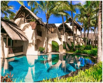 Wallario Poster - Tropisches Resort mit Palmen in Premiumqualit&auml;t, Gr&ouml;&szlig;e: 40 x 50 cm