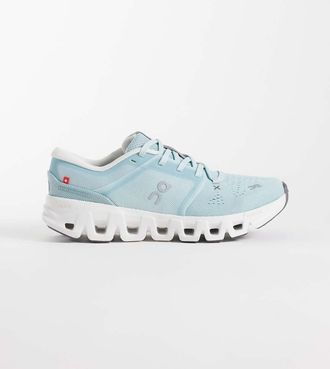 On Cloud X 5 baskets dentra&icirc;nement bleu clair et blanc