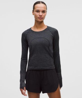 lululemon Swiftly Tech Langarmshirt 2.0 in Taillenl&auml;nge Gl&auml;nzend f&uuml;r Frauen - Gr&ouml;&szlig;e 10 in Black/Rainbow Lurex