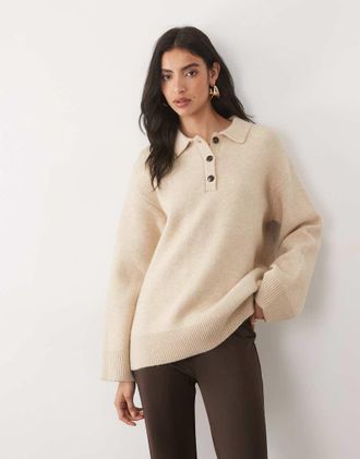 Pretty Lavish gestrickter Polo-Pullover mit Knopfdetail in Creme-Wei&szlig;