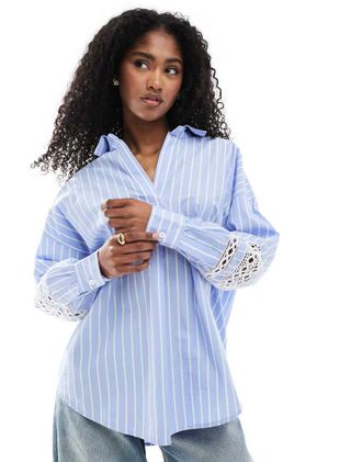 French Connection Cambria - Bluse in Blau gestreift mit Stickerei am &Auml;rmel-Bunt