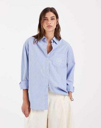 GANT Locker geschnittenes Oversize-Hemd in gestreiftem Blau mit Logo