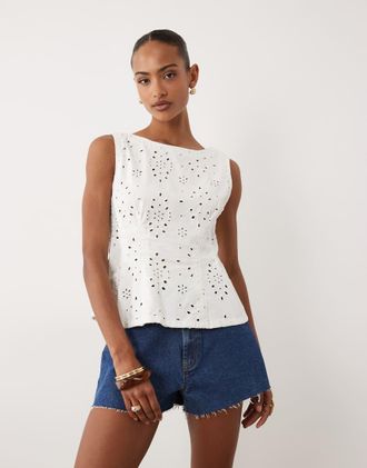 Gina Tricot Gina Tricot - Top sans manches &agrave; basque en broderie anglaise - Blanc cass&eacute;
